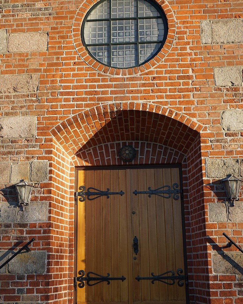 Udskiftning af rådent træ i rundt vindue - Skamby Kirke | Lebæk A/S ...